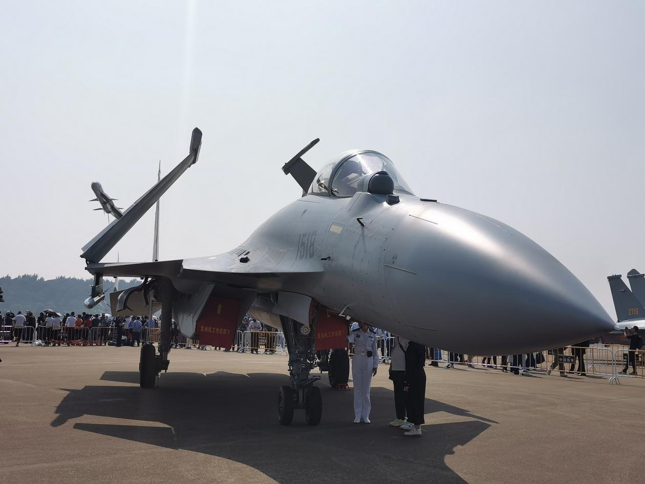 中国航展｜航母核心战力：多角度细看首次亮相的歼-15T舰载机|澎湃新闻|航展|舰载战斗机_新浪新闻