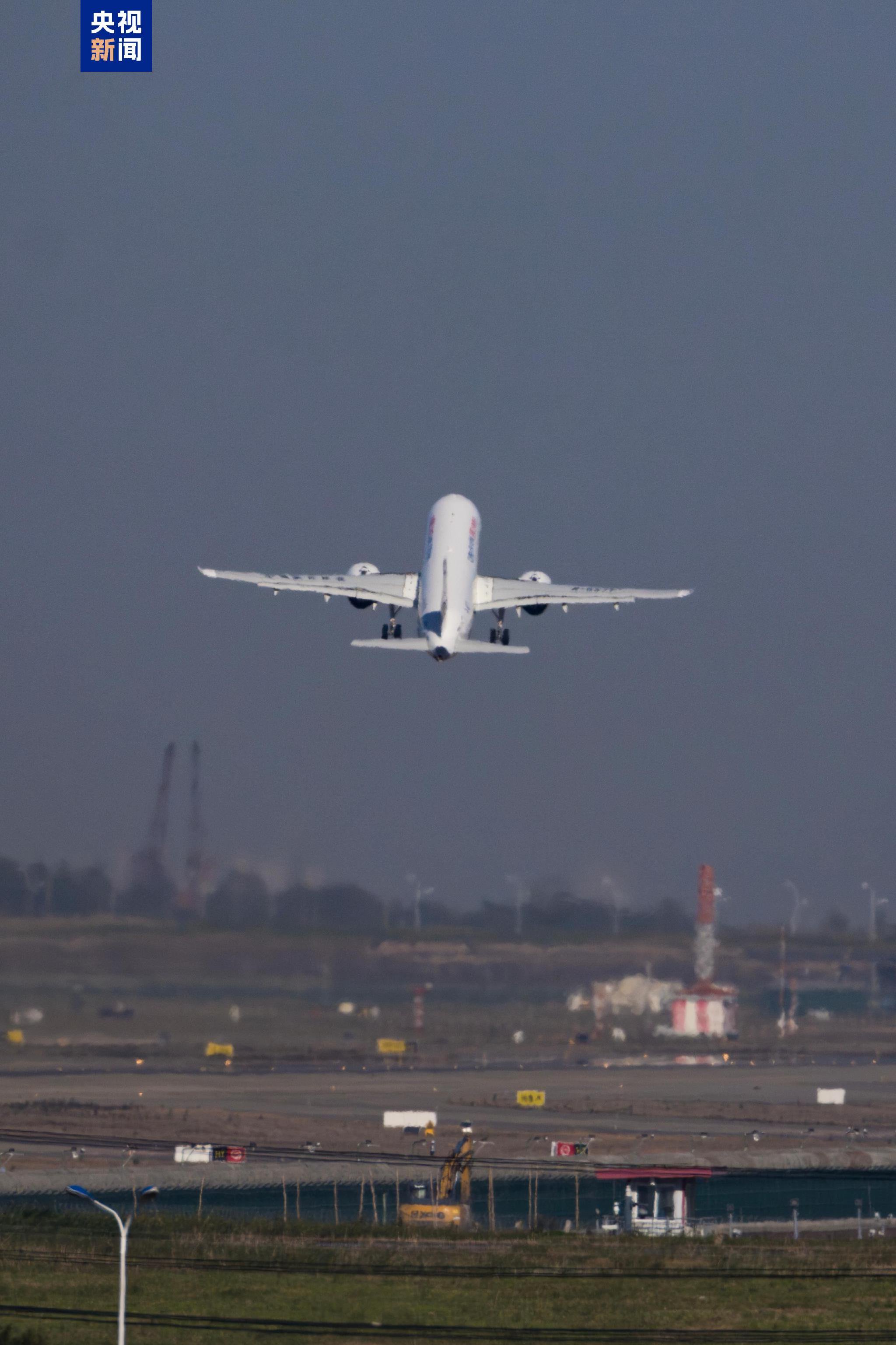 東航第9架C919入列 國產大飛機首度實現「連Wi-Fi打遊戲看電影」 - 新浪香港