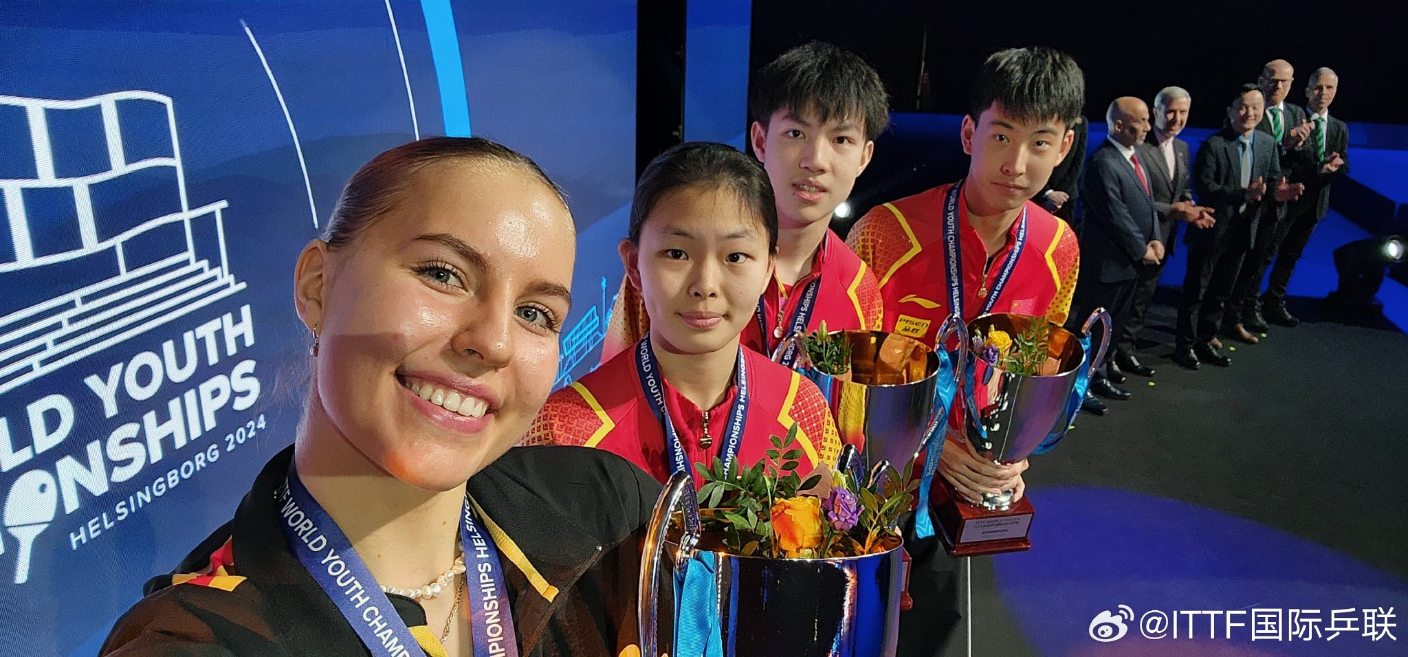 U19、U15单打冠军自拍|U19|国际乒联|世青赛_新浪新闻