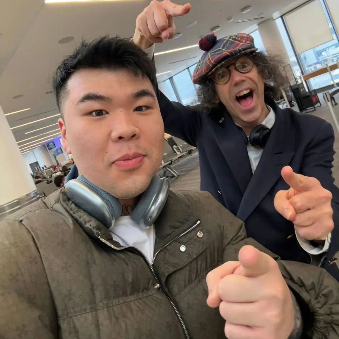 重现名场面！KnowKnow与知名记者同框！|Higher Brothers_新浪新闻