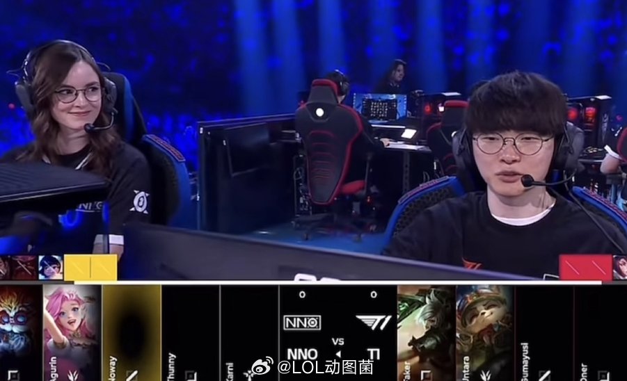 如此美人你能忍呀！红牛杯美女深情偷看Faker 李哥却并不在乎！|Faker|T1_新浪新闻