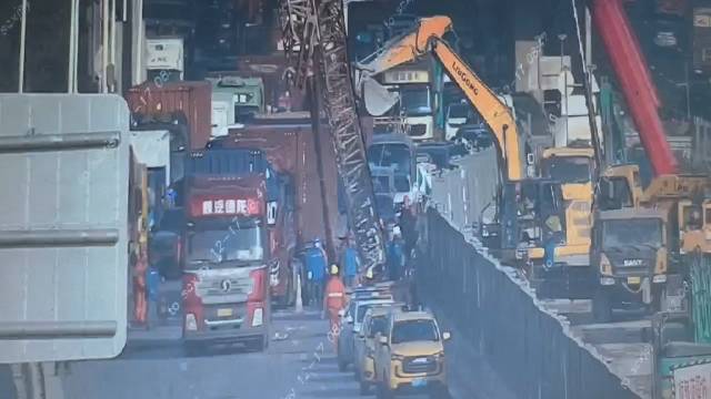 G1503绕城高速内圈，闻居路出口不到，货车单车事故货物洒落，为配合施救…_新浪新闻