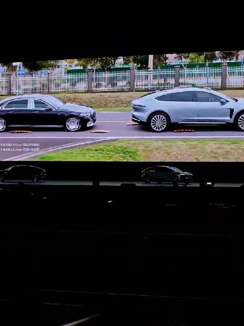 蔚来ET9&奔驰迈巴赫，过减速带对比，差距真有这么大？！_新浪新闻