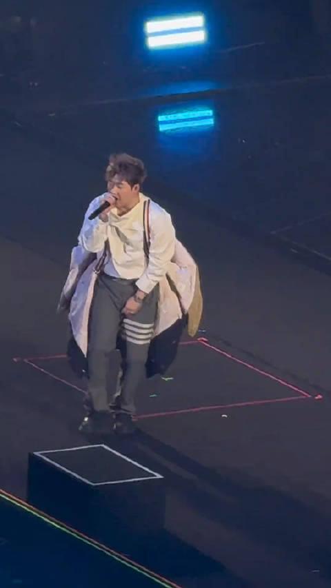 CAPPER惊喜亮相TT演唱会！这身穿搭帅到你了吗？|演唱会|capper|贝勒_新浪新闻