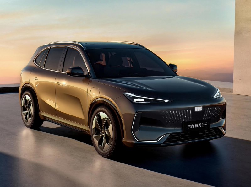 吉利银河 E5 汽车 HUD 支持雪地模式，关键信息可显示为蓝色|吉利|雪地模式_新浪新闻