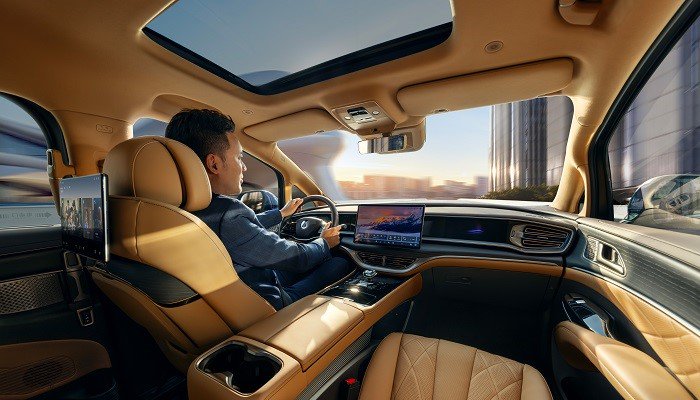 一周新车盘点 | 2025款腾势D9全系标配高阶智驾 新款长轴宝马5系引入V2X技术-新浪汽车