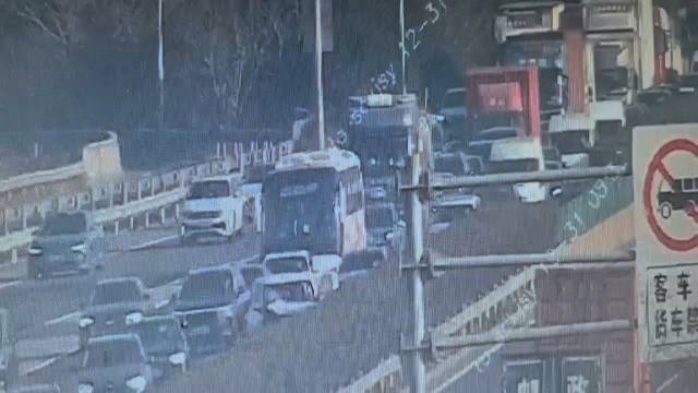 G15沈海高速往浙江方向，近S32申嘉湖立交出口，1号车道多车事故…_新浪新闻