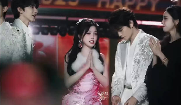 禹宙中欣2025第一颗糖🍬来了，开心晕了！|虞书欣|丁禹兮|跨年晚会_新浪新闻