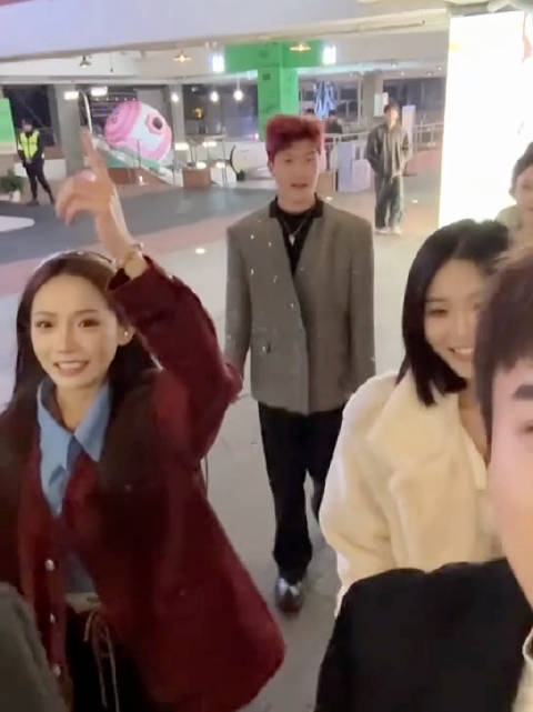 香娇月亮、柏里挑依、天天懵圈一起祝大家新年快乐_新浪新闻