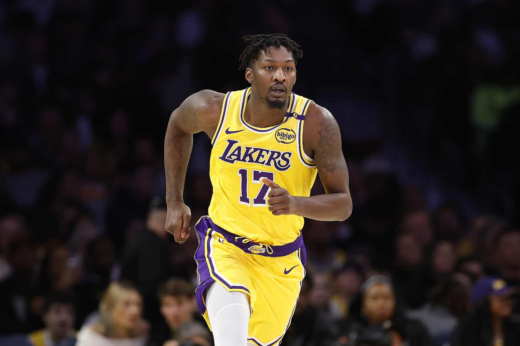 三分很准！芬尼-史密斯三分4中3得11分 正负值+3是全队唯一为正|湖人|芬尼-史密斯_新浪新闻