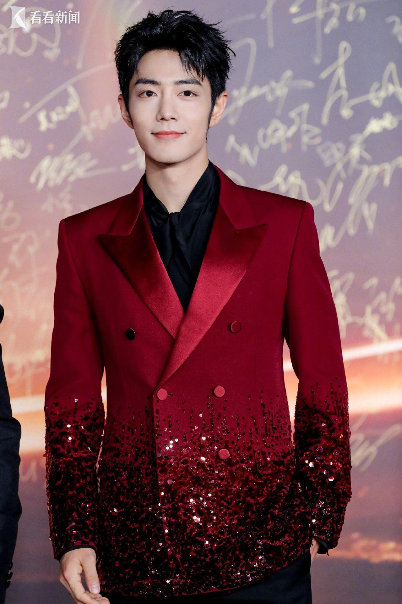 "穿得像新郎一样"！肖战身着红色亮片西装超吸睛|肖战|周杰_新浪新闻