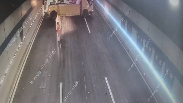 G1503郊环隧道（浦东往浦西方向）发生多车事故…|隧道|浦东_新浪新闻