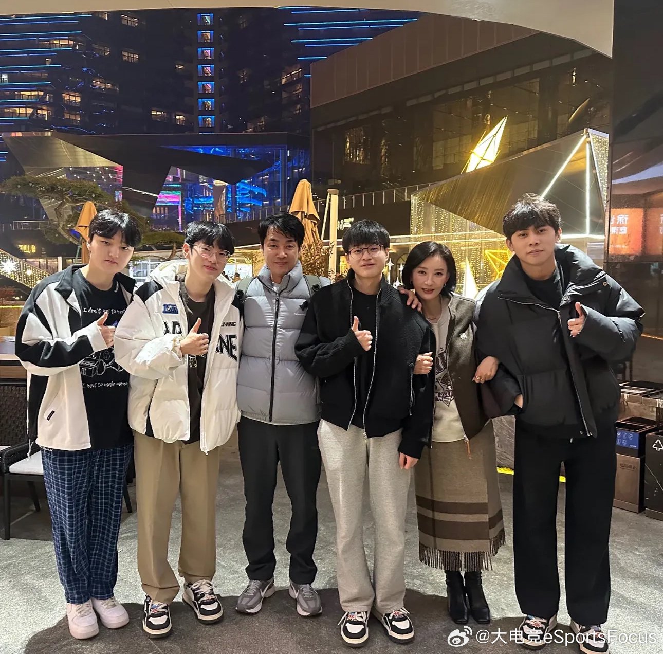 Peyz妈妈分享和JDG选手合照：儿子们明天加油！|jdg|lpl_新浪新闻