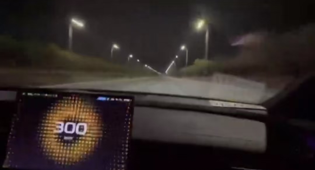 最高车速超300km/h，小米SU7 Ultra车主深夜飙车惹众怒|小米|飙车_新浪新闻