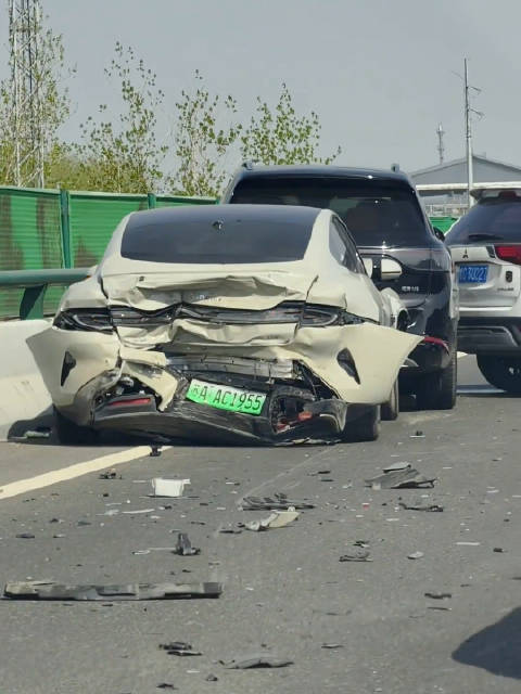 小米SU7和问界M9干上了 看看这损毁情况 小米SU7被碰撞的有点严重|小米_新浪新闻