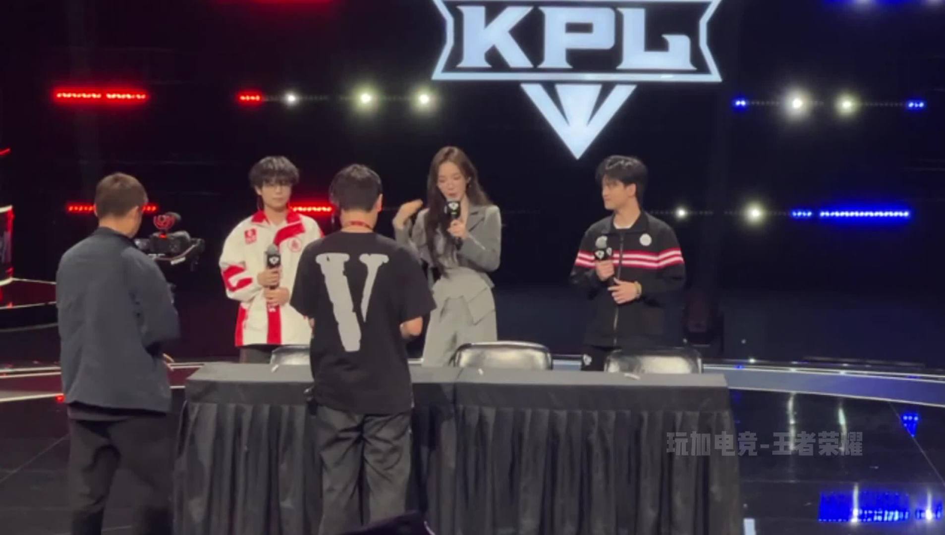 来自@成都AG_钟意 @上海EDGM-花卷 的互换身份版自我介绍_新浪新闻