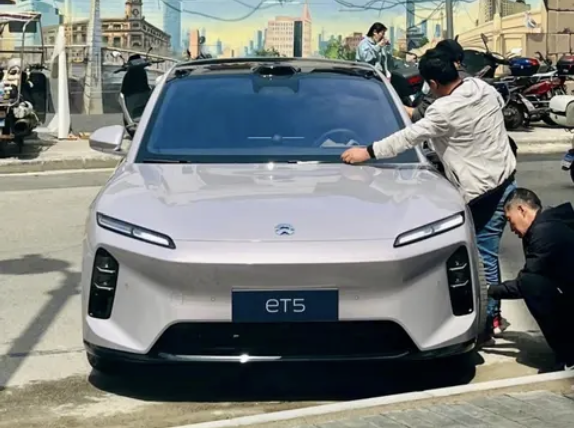 2025 款蔚来 ET5 实车曝光，有望本月至下月上市|蔚来|三元锂电池_新浪新闻