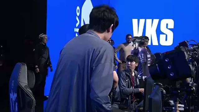 PSG选手Karsa告别S15赛场，苦笑鞠躬离场|Karsa_新浪新闻