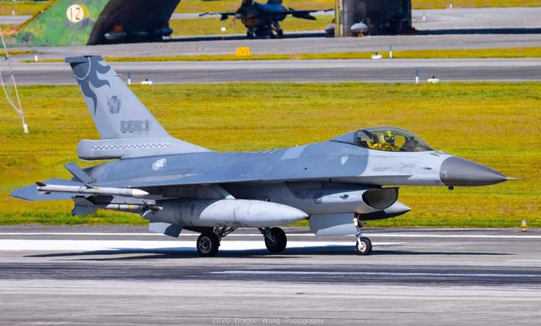 台空軍基地8架F-16戰機疑似受損 - 新浪香港