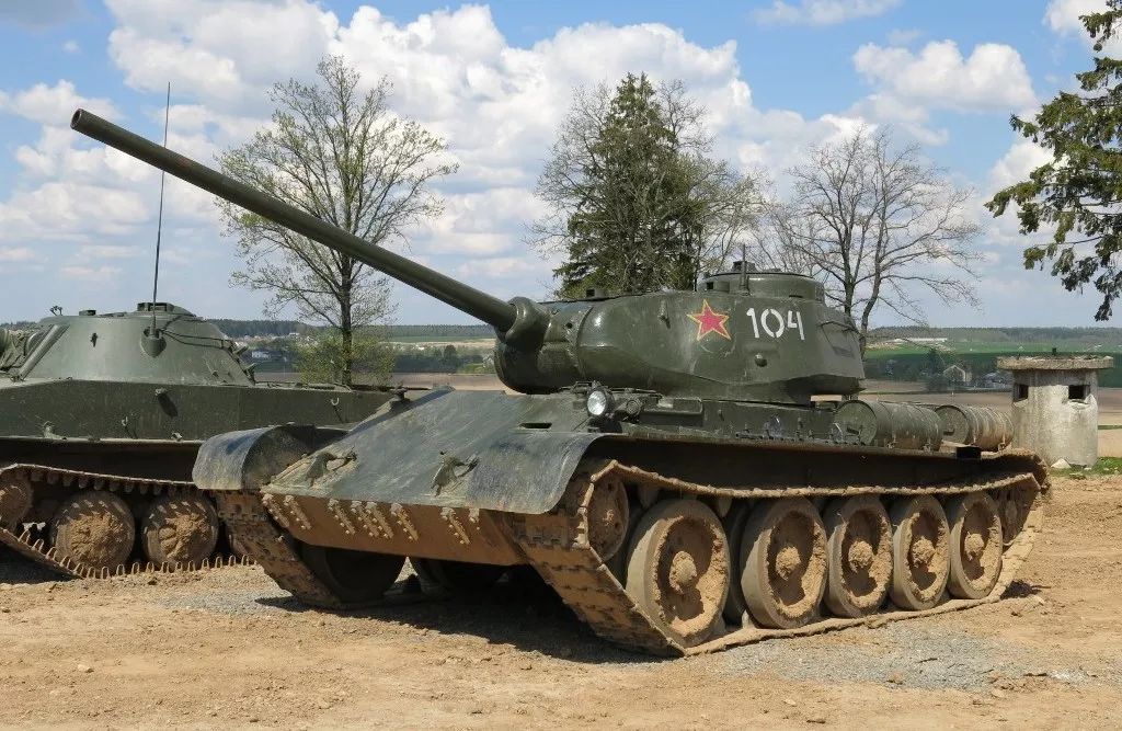 电影中扮演虎式的各国战车，有的让人啼笑皆非，其实T34才是专业演员！|虎式_新浪新闻