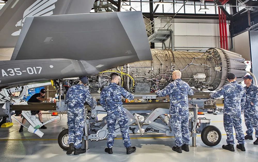 罕见一幕：澳大利亚首次拆装F-35A战机引擎 普惠F135露出真面目