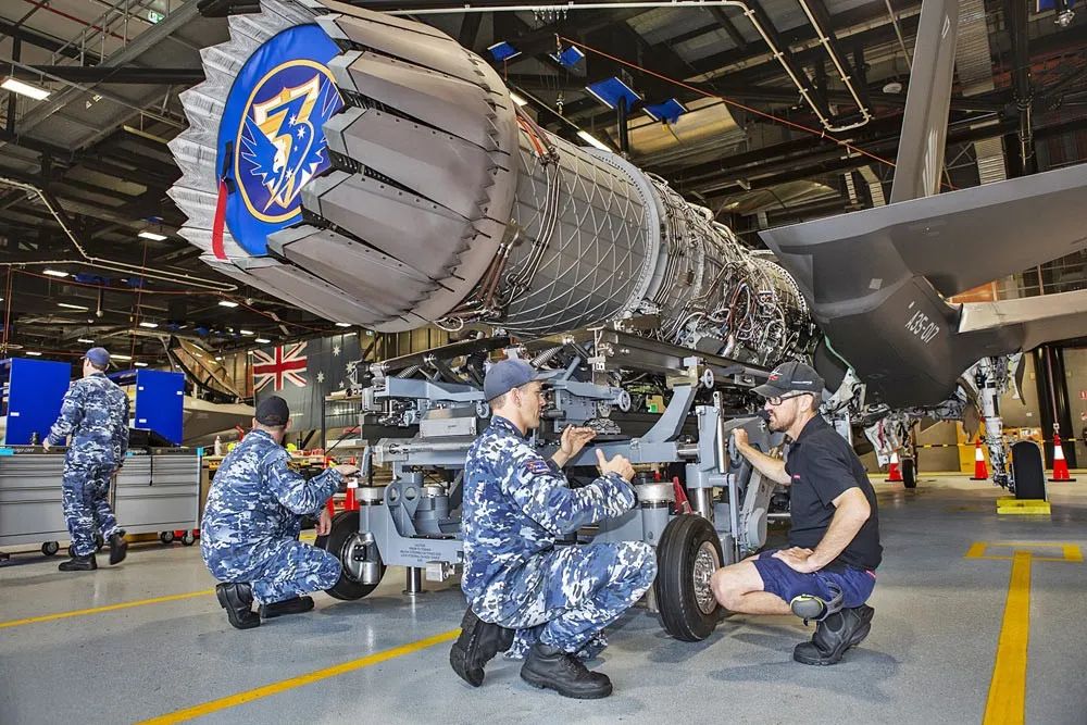 罕见一幕：澳大利亚首次拆装F-35A战机引擎 普惠F135露出真面目