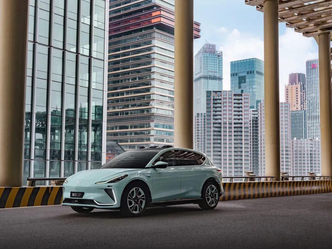 智己 LS7 Pure 后驱版车型曝光：30.98 万元，预计 6 月 12 日发售-新浪汽车