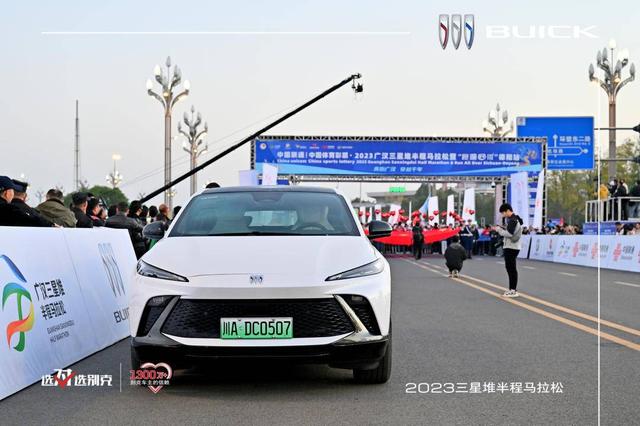 助力萬名跑友安全完賽,別克e4、e5閃耀2023廣漢三星堆半程馬拉松 新浪香港