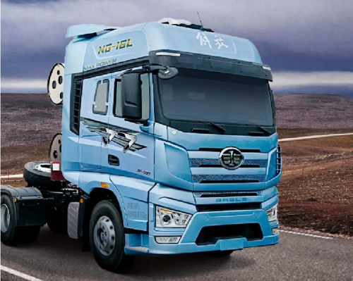 解放J7 600马力LNG牵引车，引领高效运营新篇章_新浪新闻