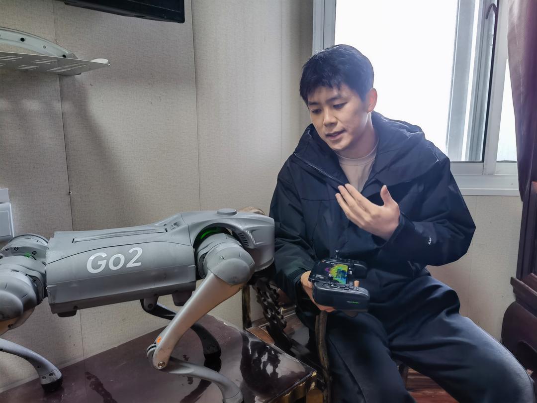 記者在岱頂「逮」到了它！獨家揭秘！火爆全網的泰山機器狗，到底什麼來頭？ - 新浪香港