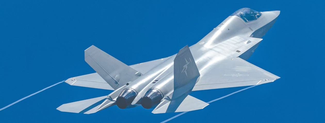 歼-35A惊鸿一现，歼-20四机训练，中国两款隐形战机同日现身珠海|歼-20|珠海市|苏-57_新浪新闻