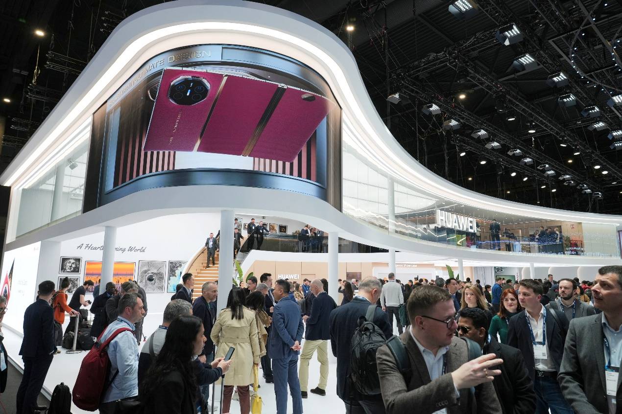 华为携全球首款商用三折叠惊艳亮相MWC 2025，以科技创新重构未来想象_新浪新闻