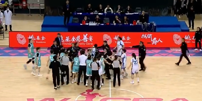 WCBA大庆队与福建队冲突罚单：20人被罚款停赛_CBA_新浪竞技风暴_新浪网