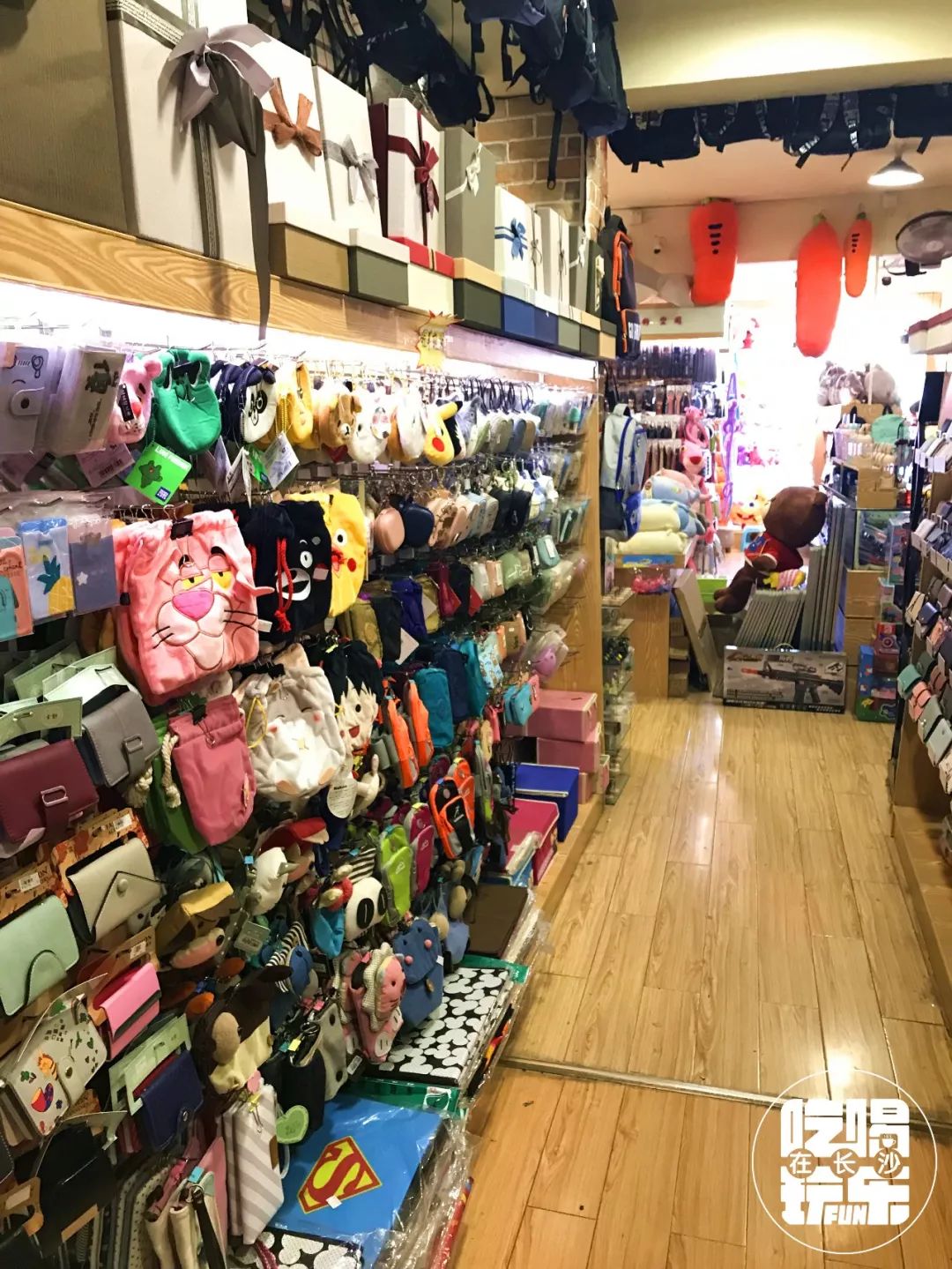 这四所学校门口的文具店,贩卖着长沙人的青春