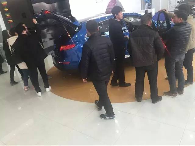 为抢新车两家人4S店上演大乱斗 众泰SR9：怪我咯？