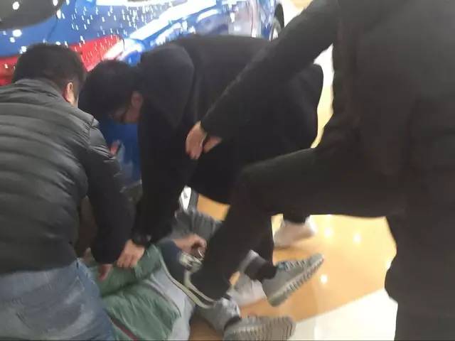 为抢新车两家人4S店上演大乱斗 众泰SR9：怪我咯？