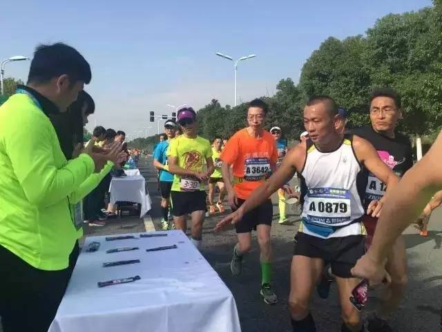 我跑的这么慢,也要在马拉松比赛中补充能量胶吗? 能量 比赛 马拉松 新浪新闻