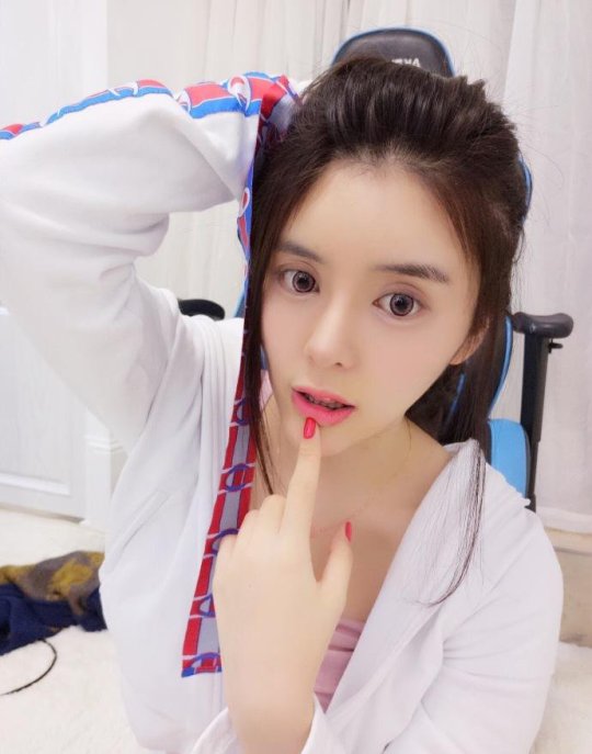 大胸呼之欲出!斗鱼主播张琪格新美照很豪爽 八卦趣闻 新浪游戏 新浪网