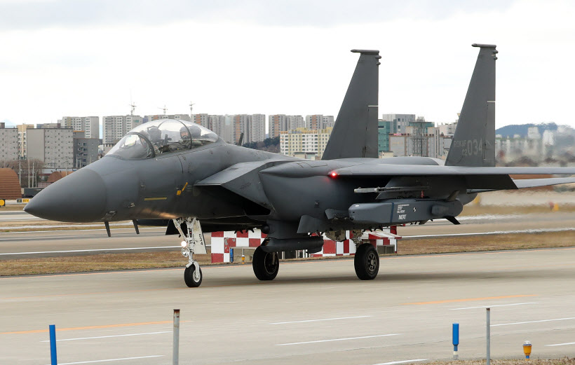 韩国空军4架F-15K战机携带8发炸弹进行投弹演习|战机|投弹|韩国_新浪新闻