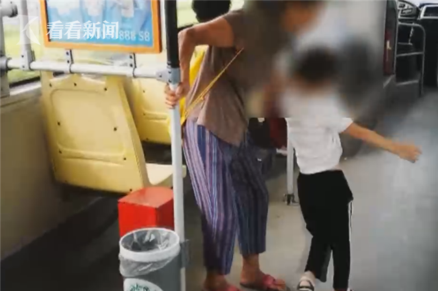 视频|公交车上老人帮着孩子尿在车内 不文明一幕引热议公交车老人孩子新浪新闻