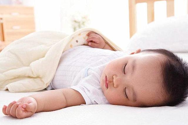 2个月宝宝不爱睡觉又不玩,睡眠也不安稳,医生:喂养出了问题