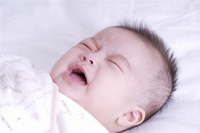 2个月宝宝不爱睡觉又不玩,睡眠也不安稳,医生:喂养出了问题