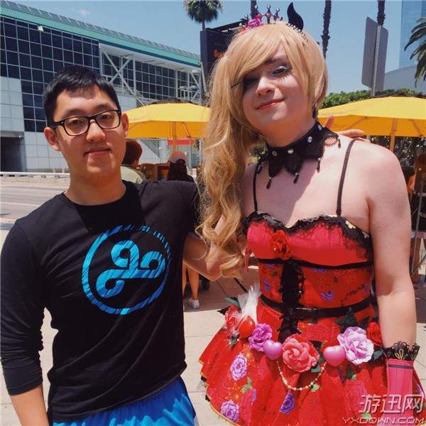 真的走远了！LOL C9职业选手Sneaky女装参加北美漫展_新浪游戏_手机新浪网