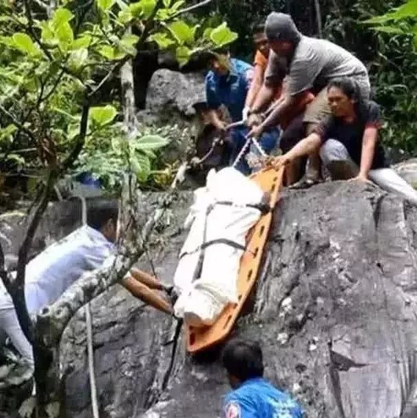 中国女游客泰国遇难,被发现时下身赤裸:别光顾着看风景,小心身边有禽兽! 泰国 女儿 女游客 新浪新闻