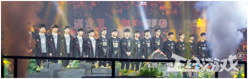 LPL队员着S8出征服亮相！UZI小虎成买家秀！MLXG像哈利波特_新浪游戏_手机新浪网