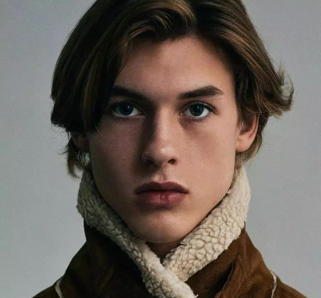 1999年出生，有颜有肉的爆红新人男模 Gray Eberley