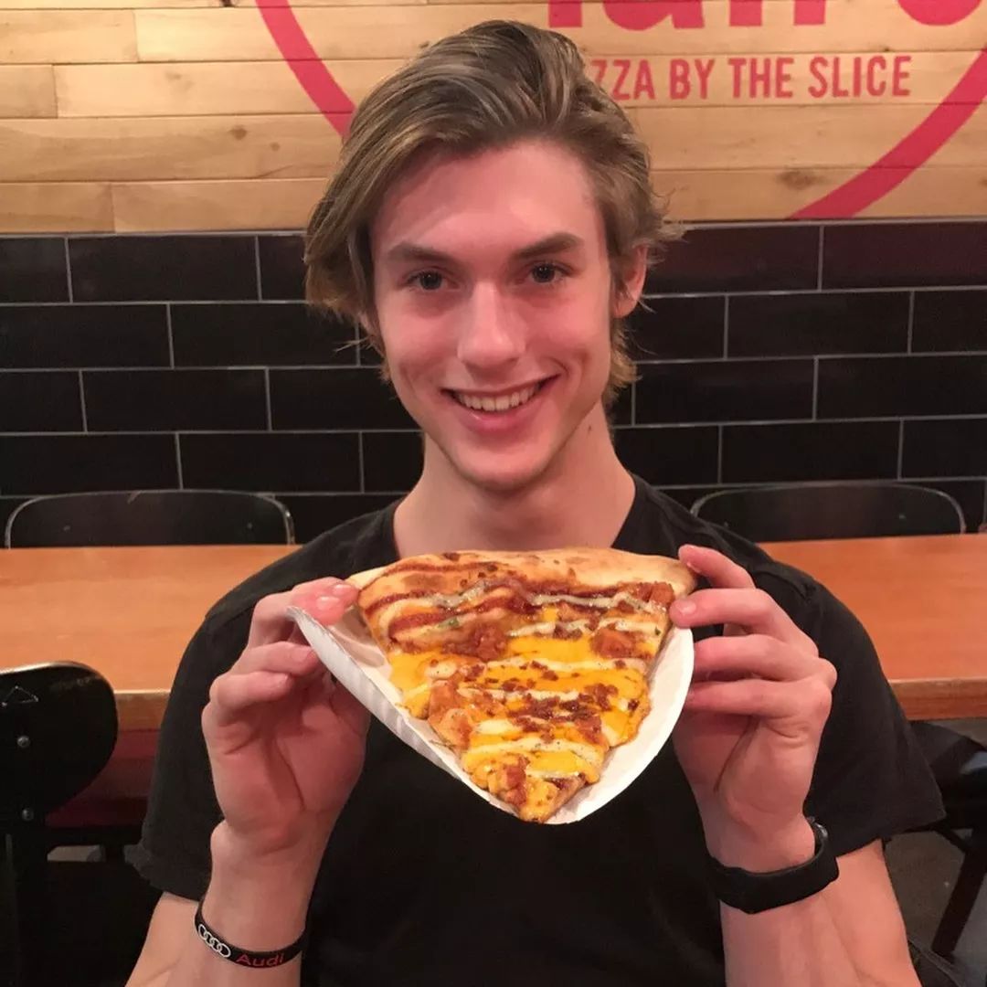 1999年出生，有颜有肉的爆红新人男模 Gray Eberley