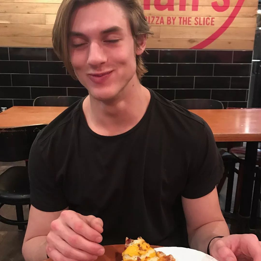 1999年出生，有颜有肉的爆红新人男模 Gray Eberley