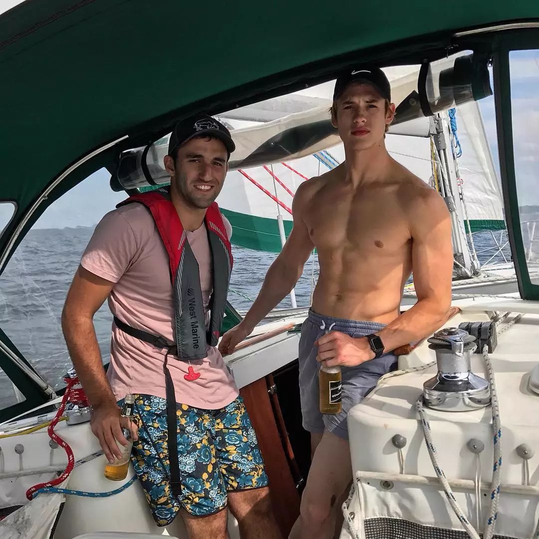 1999年出生，有颜有肉的爆红新人男模 Gray Eberley