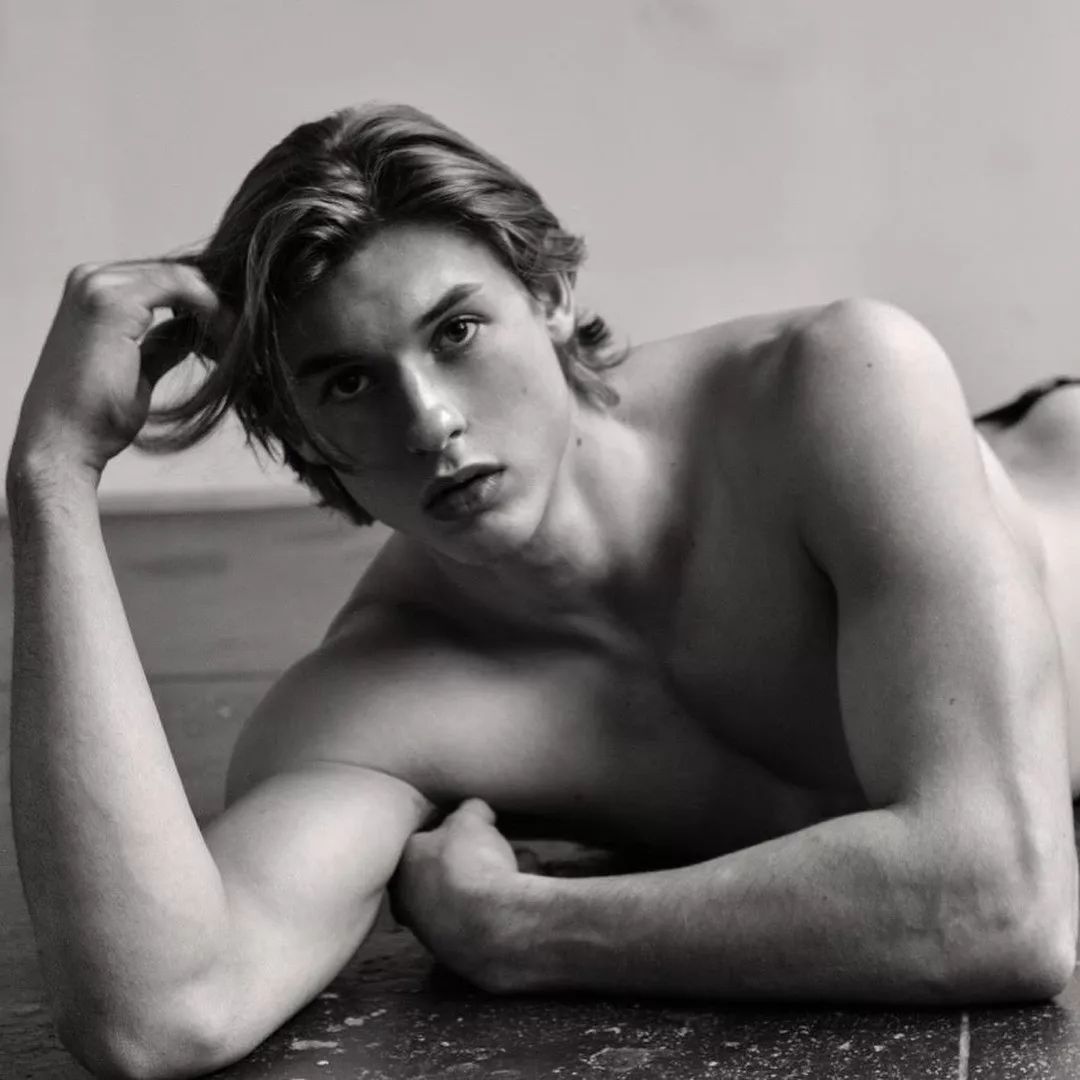 1999年出生，有颜有肉的爆红新人男模 Gray Eberley